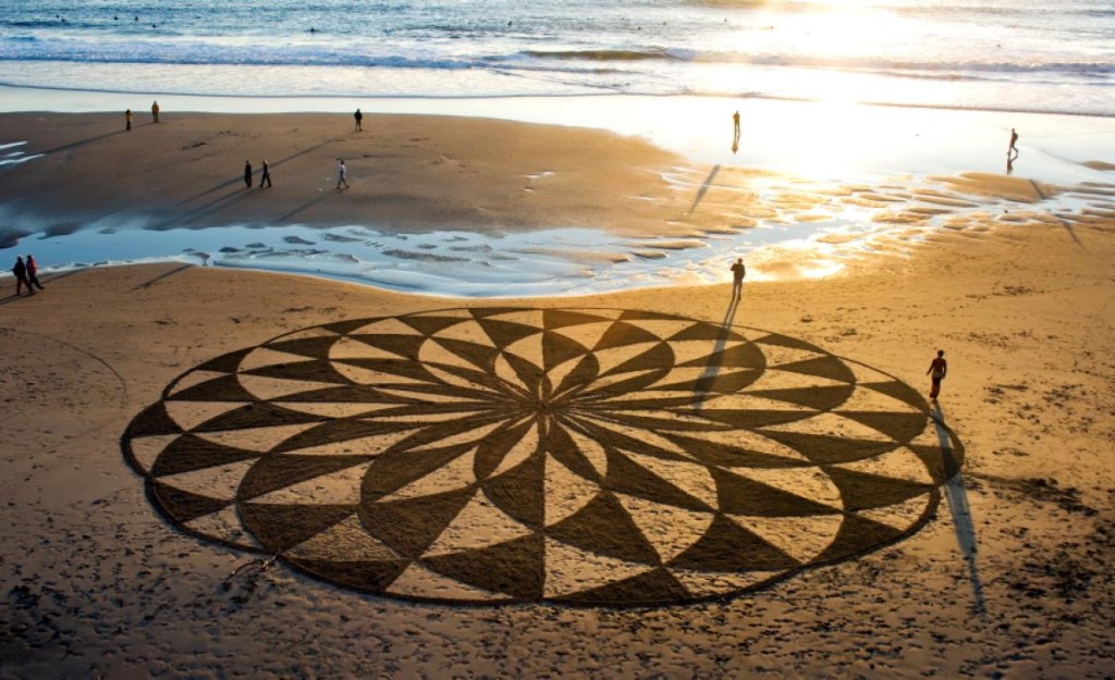 15 Amazing Works of Sand Art - Scoop Empire