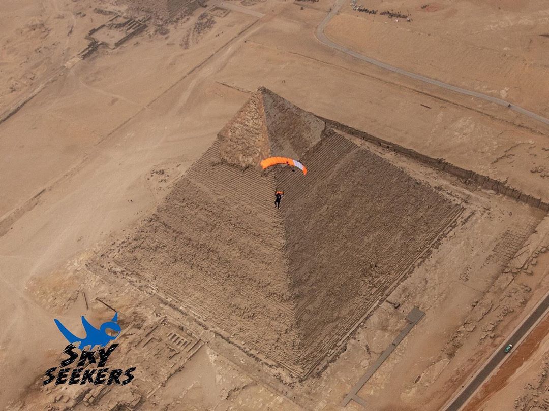 Watch 140 Professional Skydivers Jump out of a Plane Over the Pyramids ...